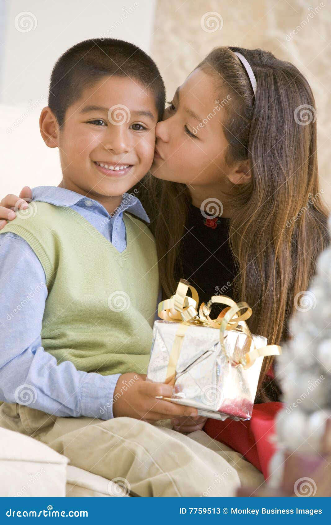 Hermana Que Da a Su Hermano Un Beso Imagen de archivo - Imagen de ...