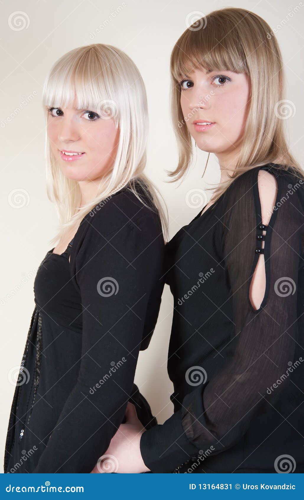 Hermanas bonitas imagen de archivo. Imagen de seductor - 13164831