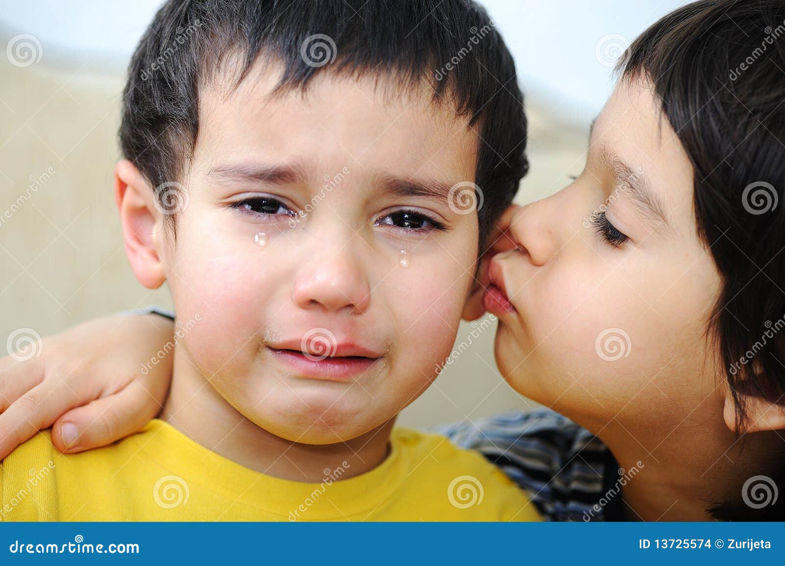 Hermano cuidadoso foto de archivo. Imagen de pena, grito - 13725574