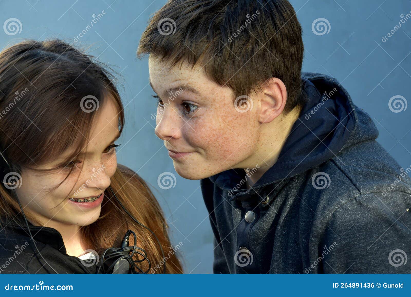 Hermano Quiere Animar A Su Hermana Triste Foto De Archivo Imagen De Auricular Auriculares