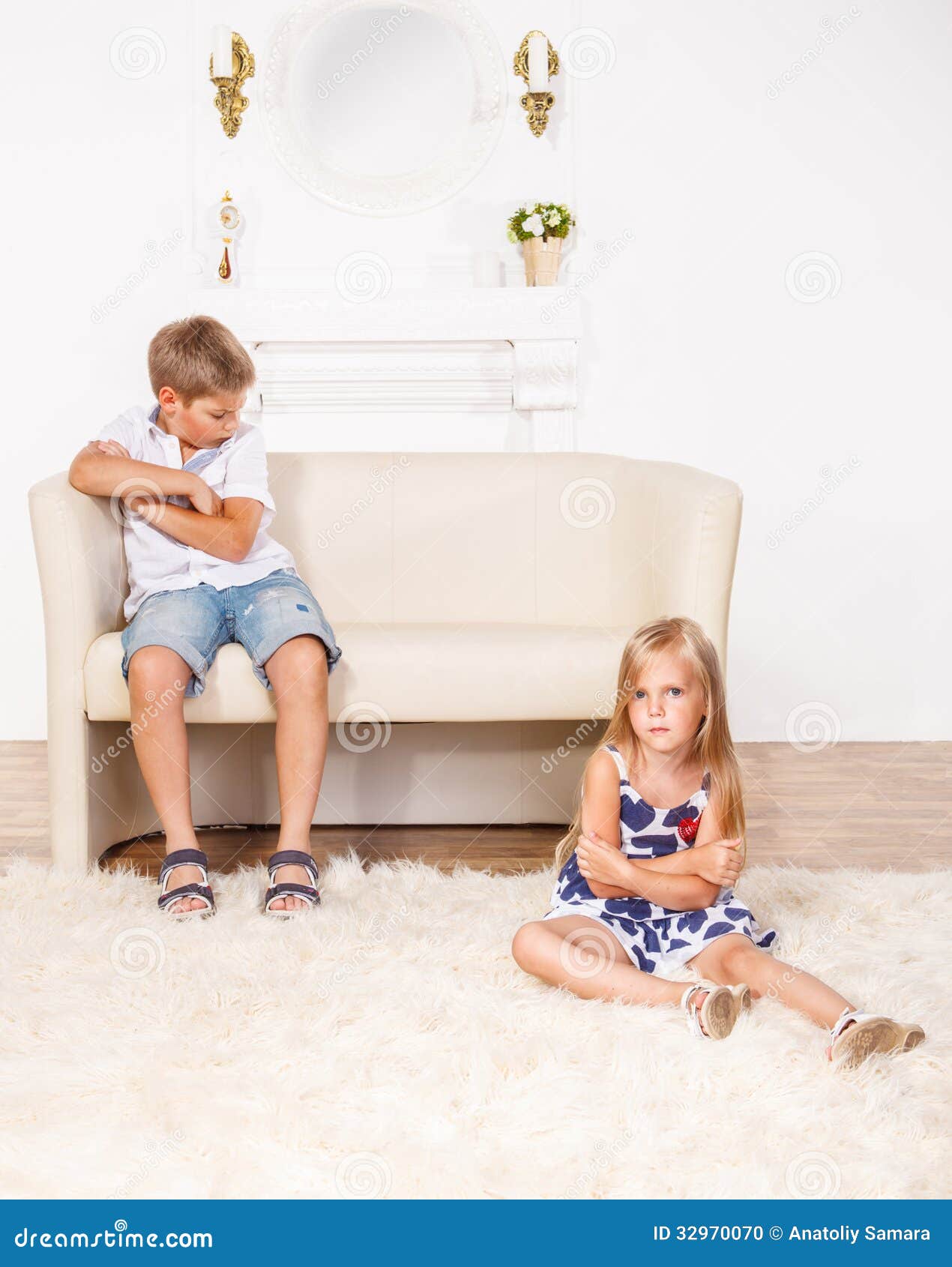 Hermano y hermana enojados foto de archivo. Imagen de envidia - 32970070