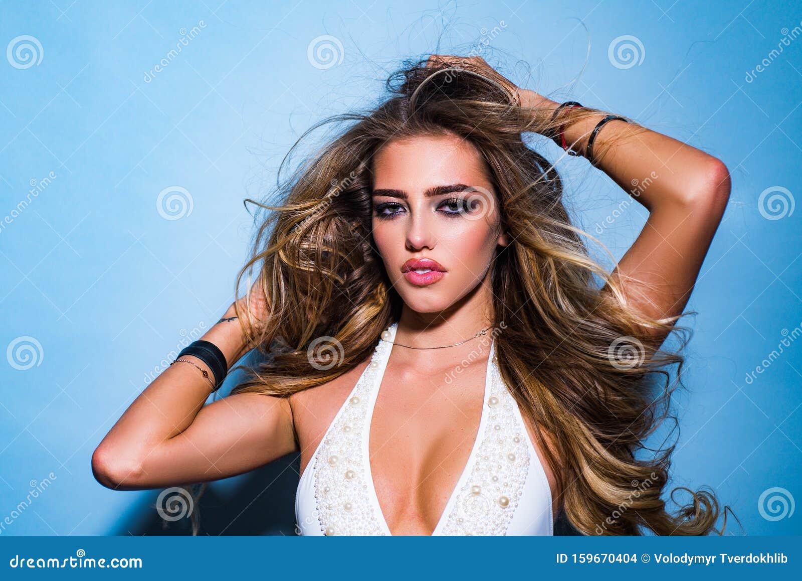 Hermosa Chica De Mama La Bella Muestra Sus Hermosos Senos Con Sujetador