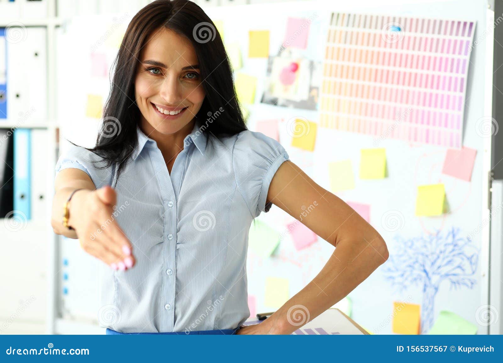 Hermosa Empleada Sonriente Ofreciendo Brazo a Cliente Imagen de archivo ...