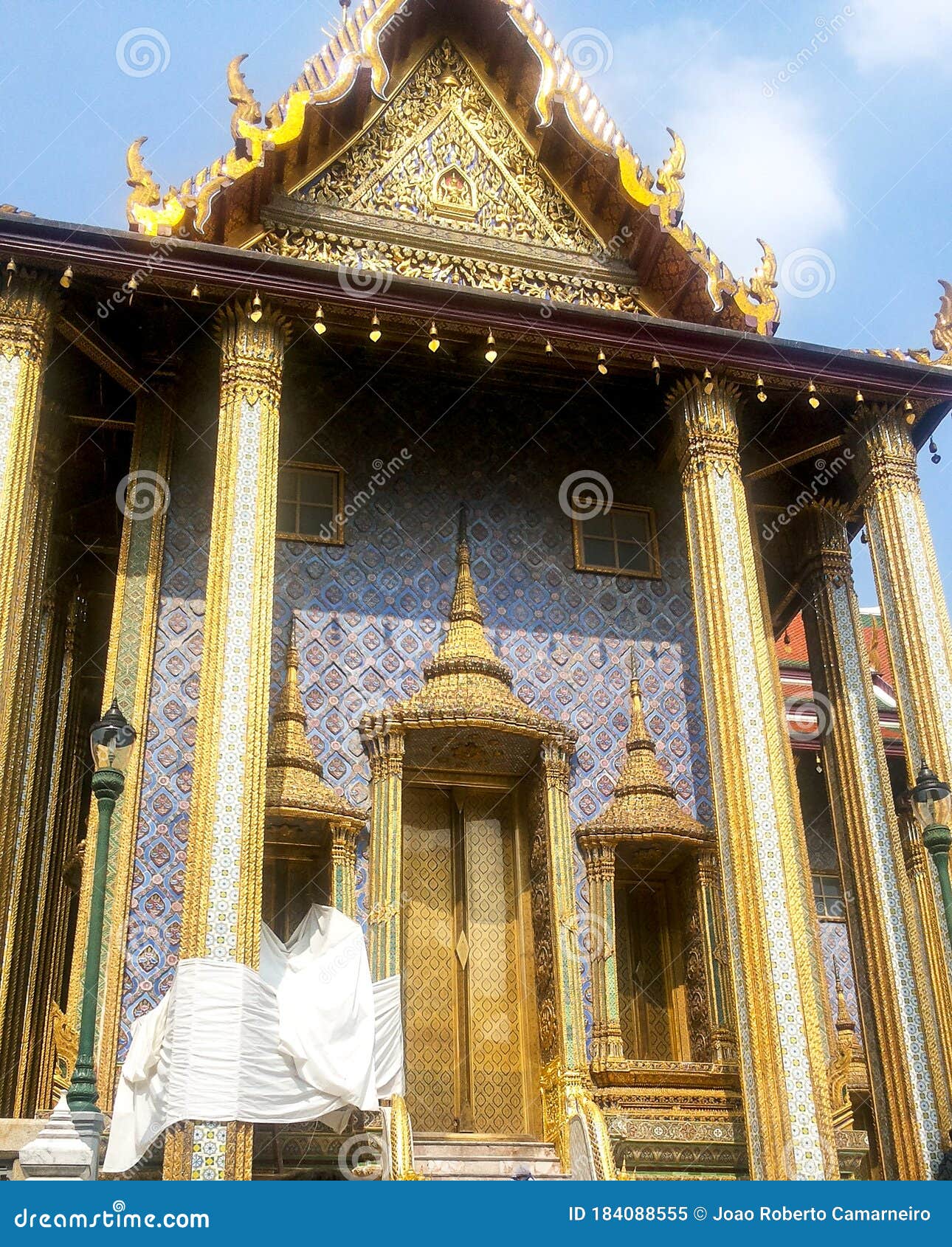 Hermosa Entrada En Un Templo En El Gran Palacio De Bangkok Imagen De