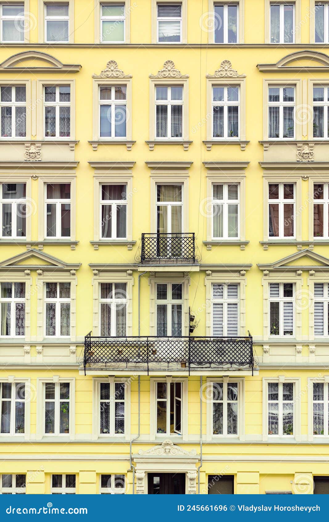 Hermosa Fachada De Un Edificio Antiguo Con Detalles De Fachada Foto de archivo - Imagen de ...