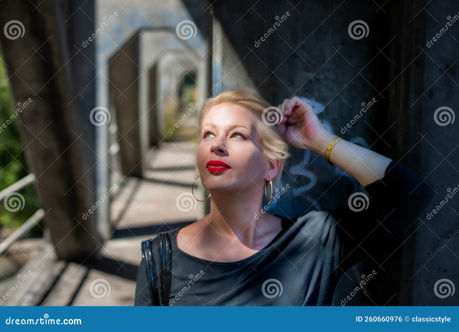 Hermosa mujer foto de archivo. Imagen de mirando, disfrute - 260660976