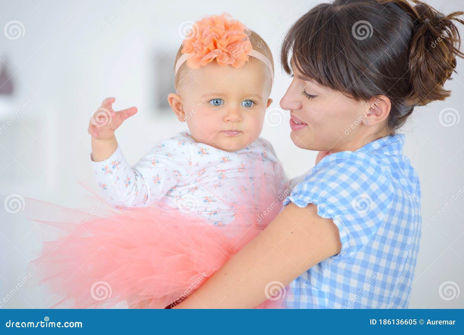 Hermosa mujer con bebé imagen de archivo. Imagen de casero - 186136605