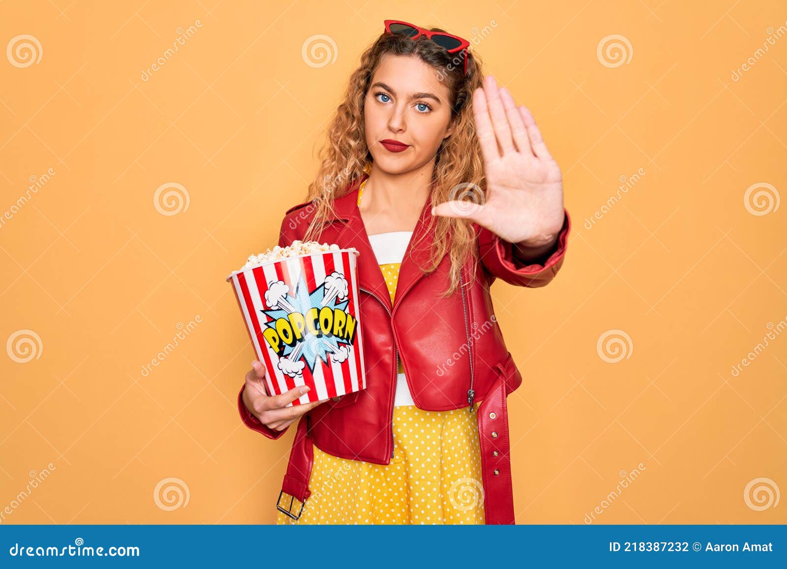 Hermosa Mujer Rubia Con Ojos Azules Comiendo Picoteo De Palomitas