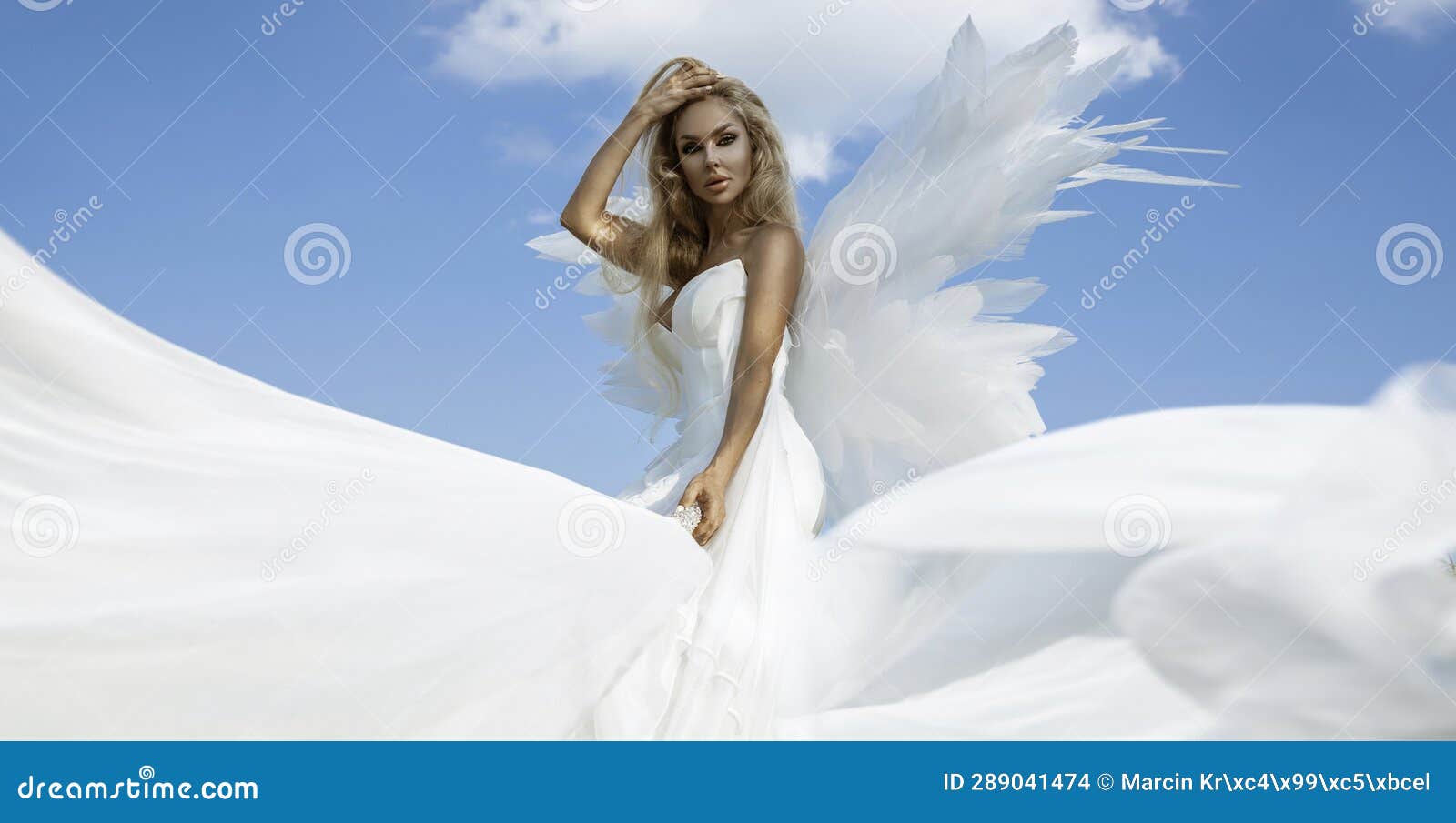 Hermosa Mujer Rubia Sexy Con Un Vestido Blanco Largo Y Elegante Y Alas