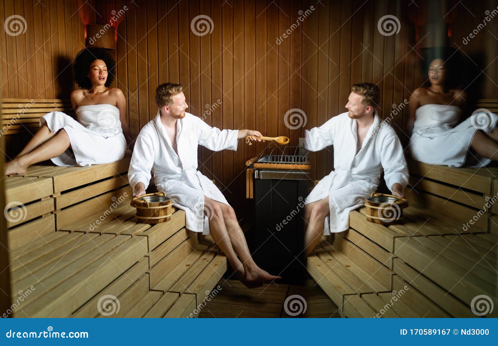 Hermosa Pareja Joven Sentada En Una Sauna Imagen De Archivo Imagen De