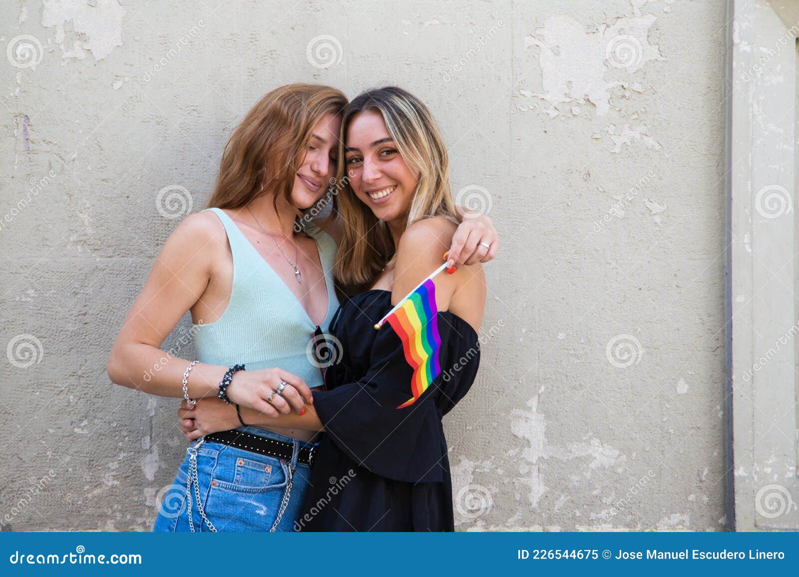 Hermosas Jóvenes Mujeres Se Abrazan Entre Ellas Con Una Bandera Del