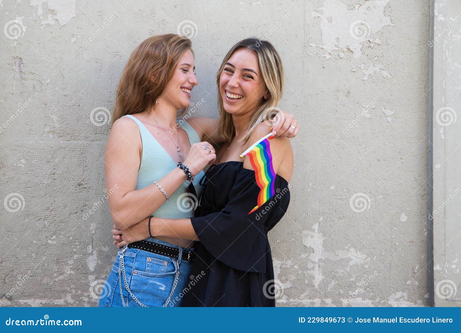 Hermosas Jóvenes Mujeres Se Abrazan Entre Ellas Con Una Bandera Del
