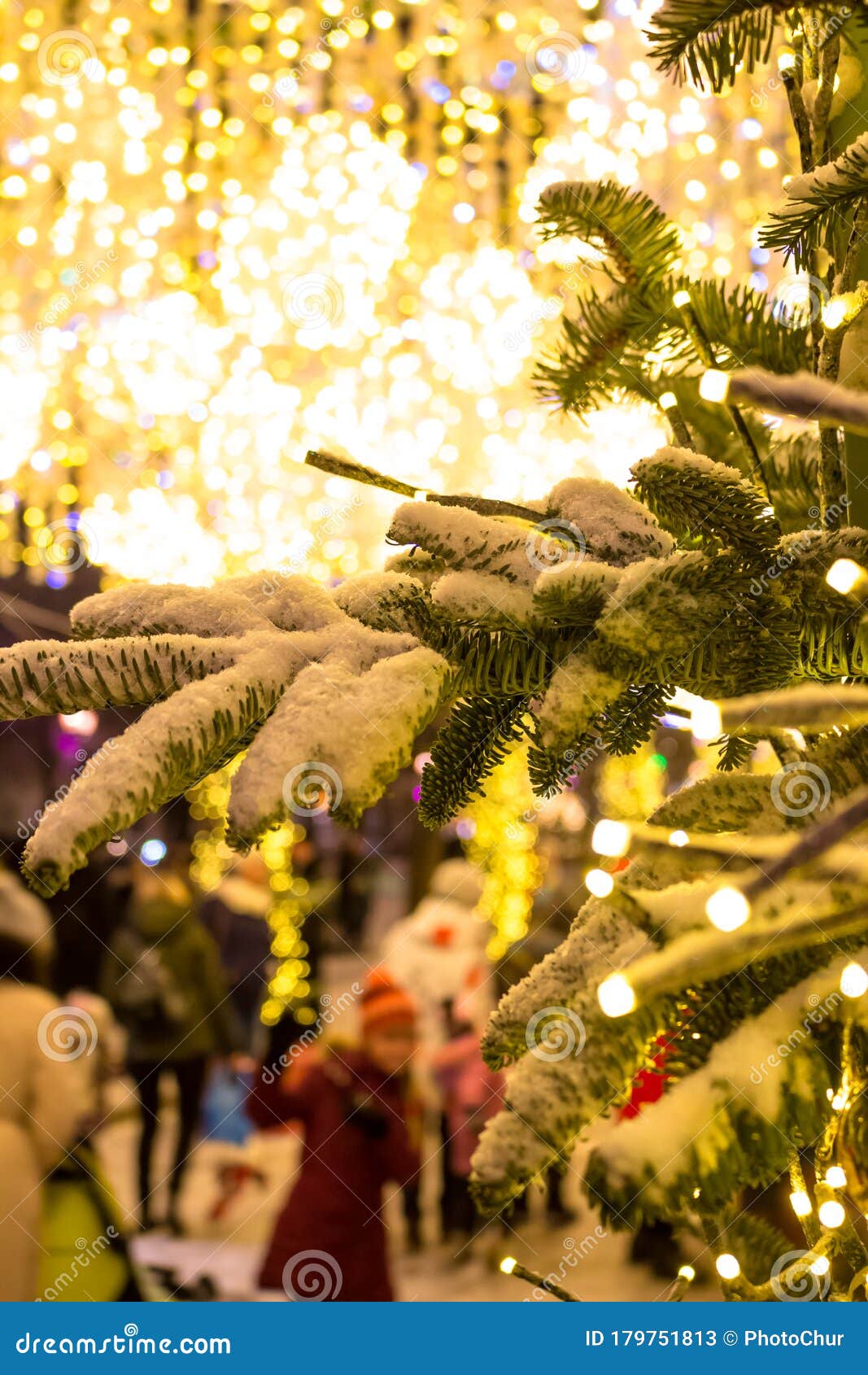 Hermosas Lámparas De Navidad En Las Calles De La Ciudad Y Ramas De