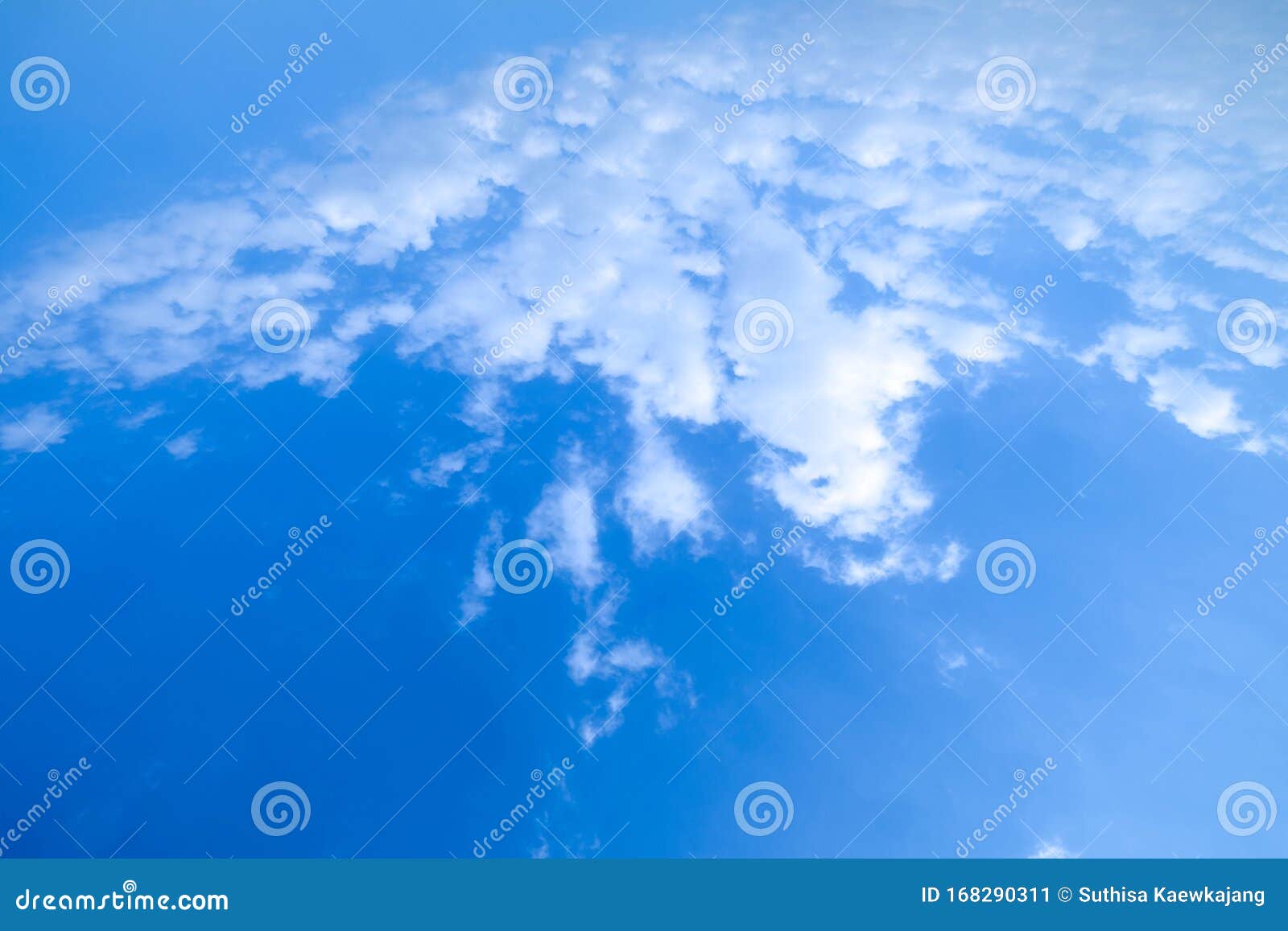 Hermosas Nubes Azules Para Fondo Imagen de archivo - Imagen de ...