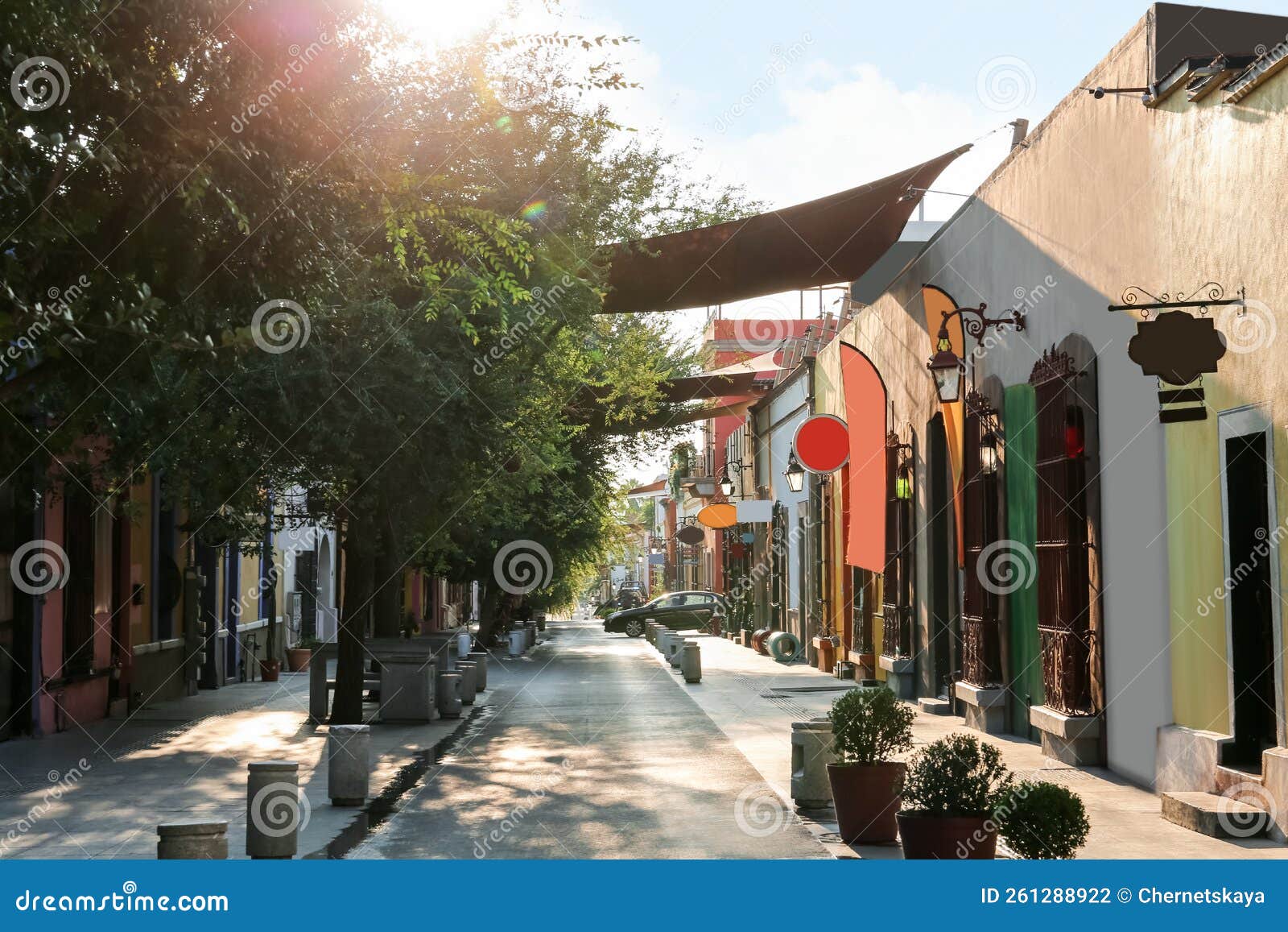 Hermosas Vistas De La Calle De La Ciudad Con Edificios Foto de archivo ...
