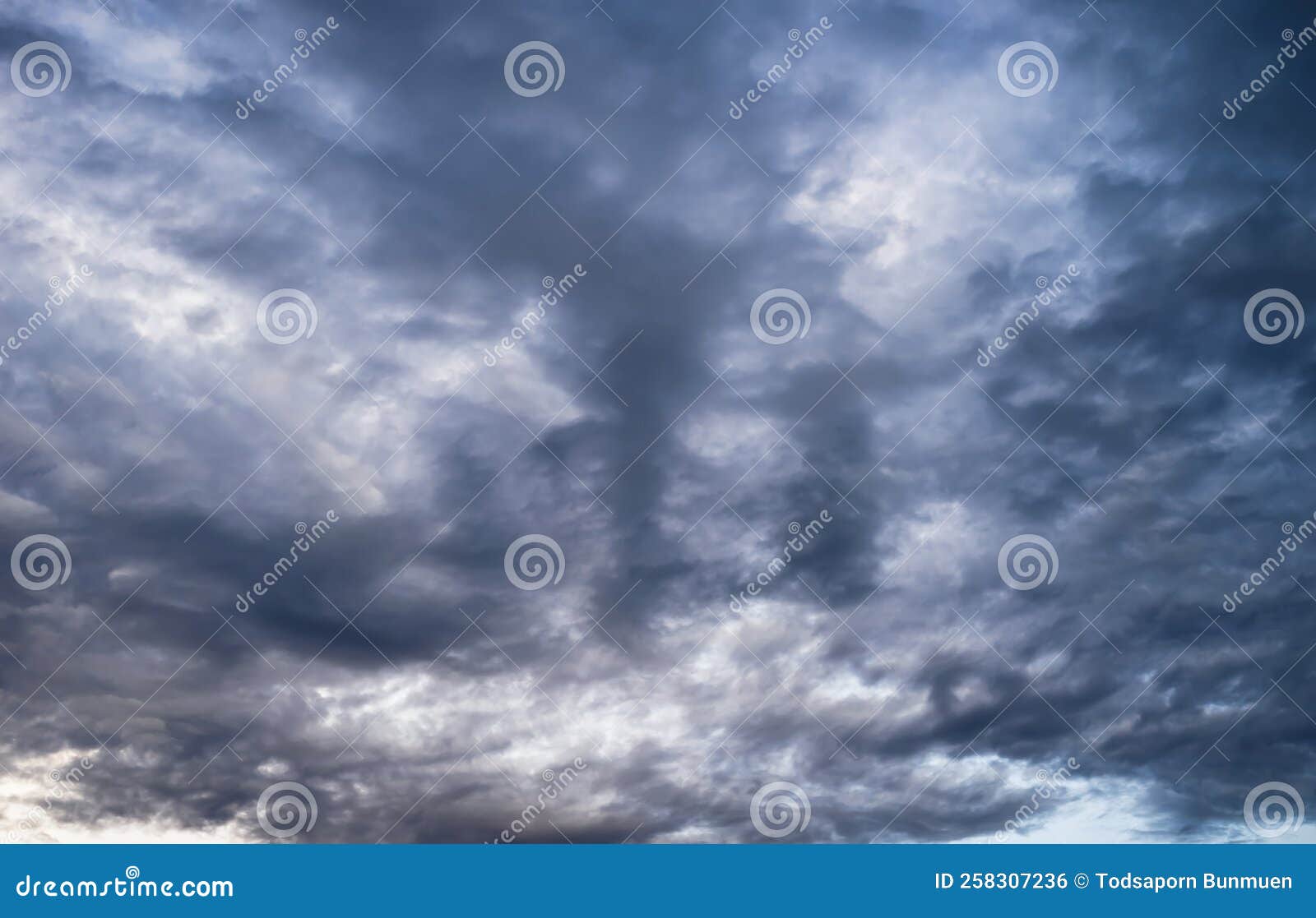 Hermoso Cielo Con Nubes Grises Y Azules Foto de archivo - Imagen de ...