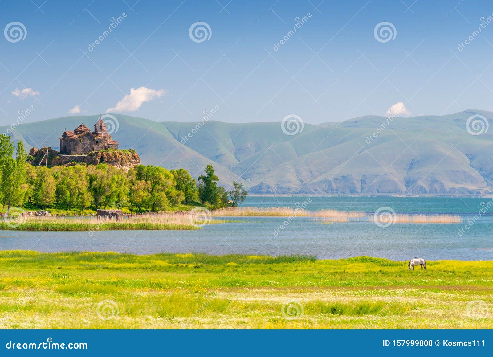 Hermoso Paisaje Pintoresco - Vista Del Lago Sevan Foto de archivo ...