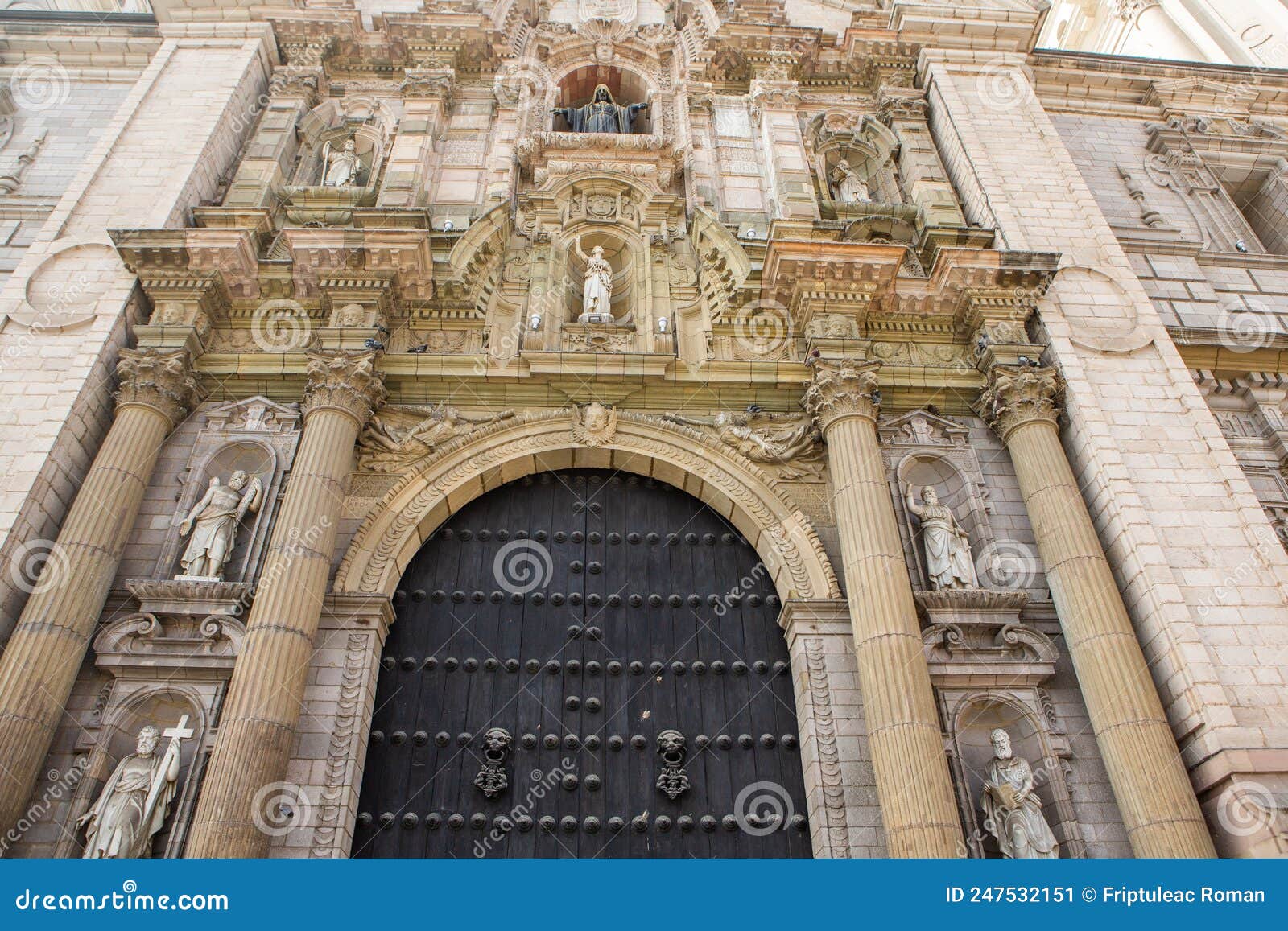 Hermosos Edificios Coloniales Y Calles En La Capital Peruana Lima Foto ...
