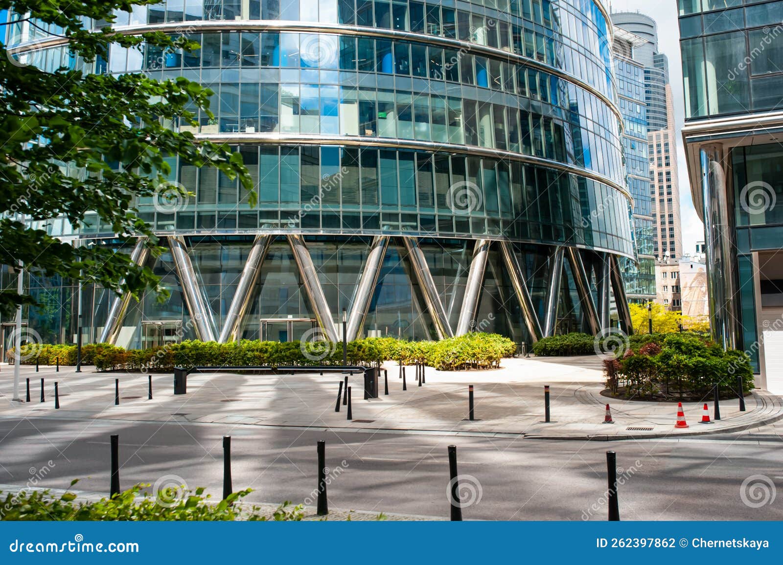 Hermosos Edificios Con Muchas Ventanas En La Ciudad Foto de archivo ...
