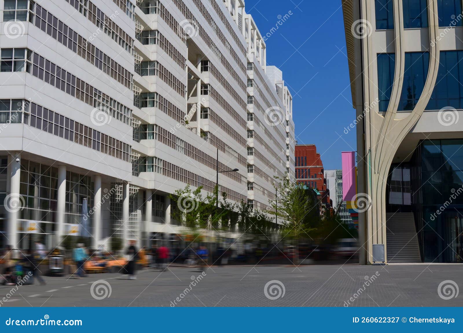 Hermosos Edificios Modernos En La Calle De La Ciudad. Arquitectura ...