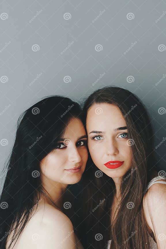Hermosos Modelos Jóvenes Con Maquillaje Brillante Y Pelo Largo Foto De Archivo Imagen De