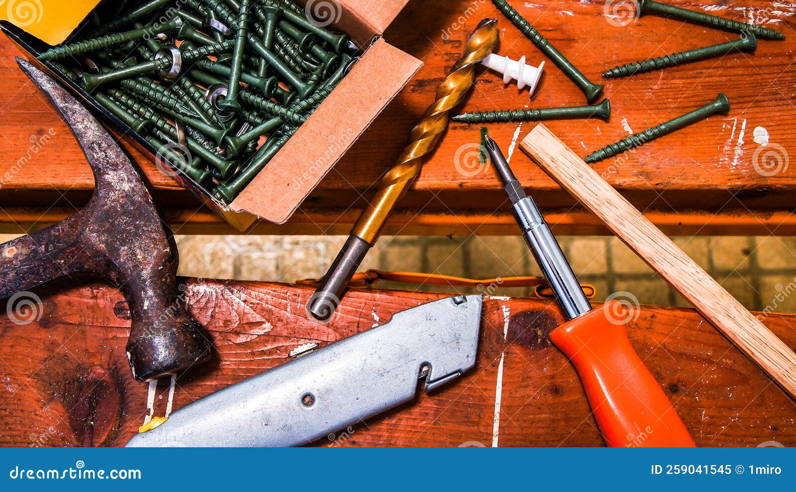 Herramientas De Carpintero Sobre Tablas De Madera Desde Arriba Imagen ...