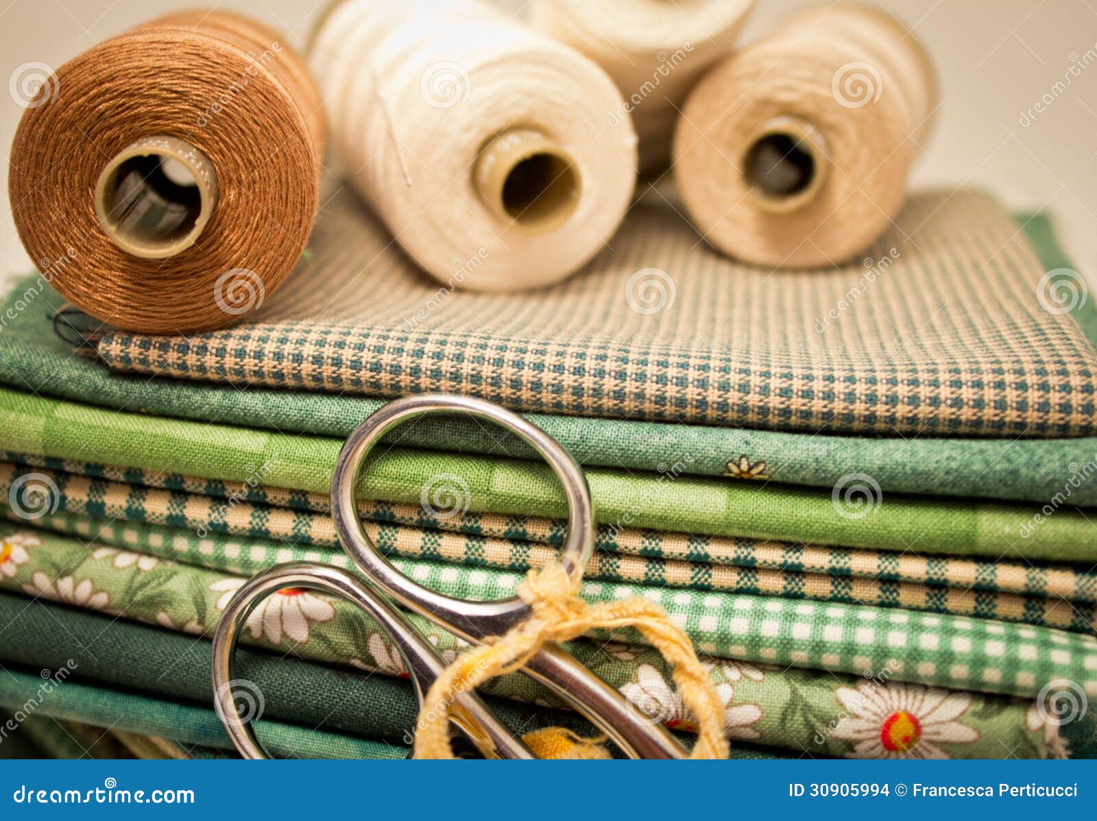 Herramientas Para El Remiendo En Verde Foto de archivo - Imagen de ...