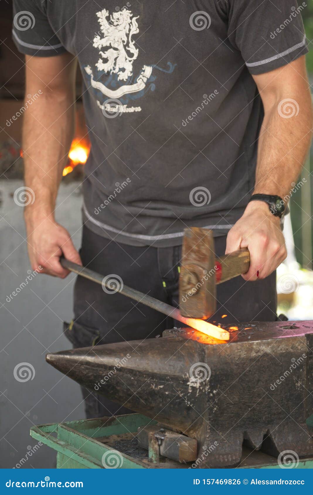 Herramientas Y Acciones Para Forjar Hierro Foto de archivo - Imagen de ...