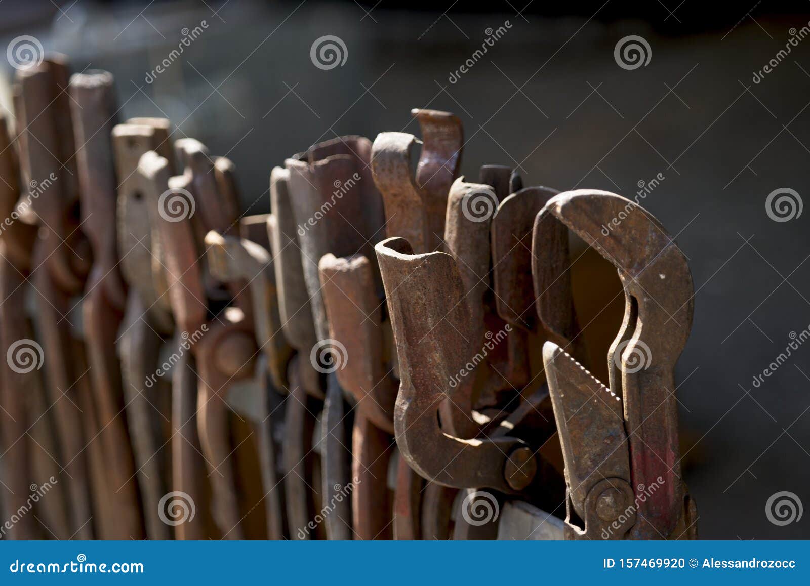 Herramientas Y Acciones Para Forjar Hierro Foto de archivo - Imagen de ...