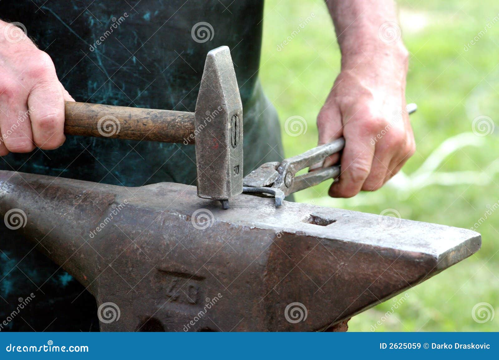 Herrero imagen de archivo. Imagen de yunque, equino, trabajador - 2625059