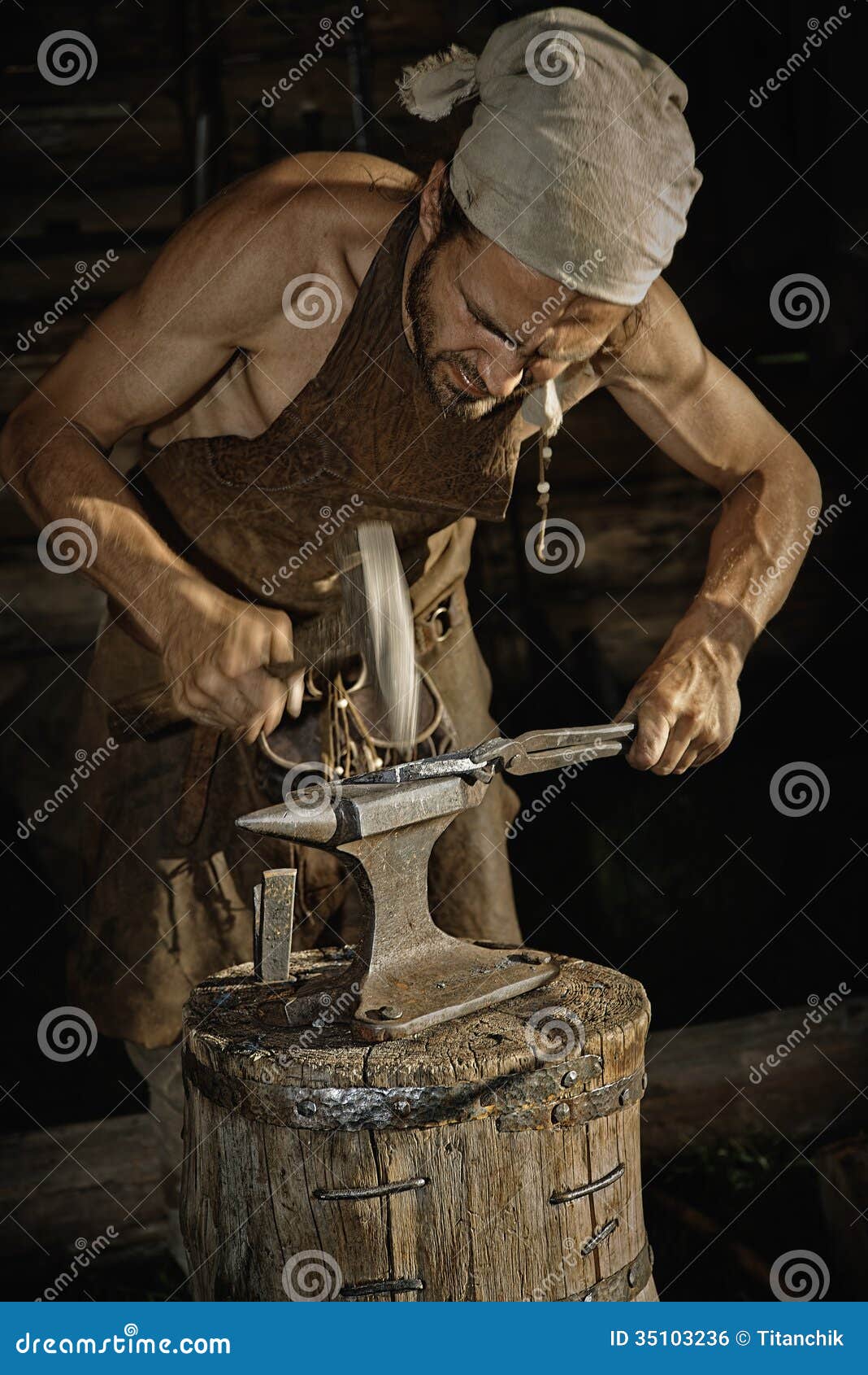 Herrero medieval foto editorial. Imagen de negocios, manual - 35103236