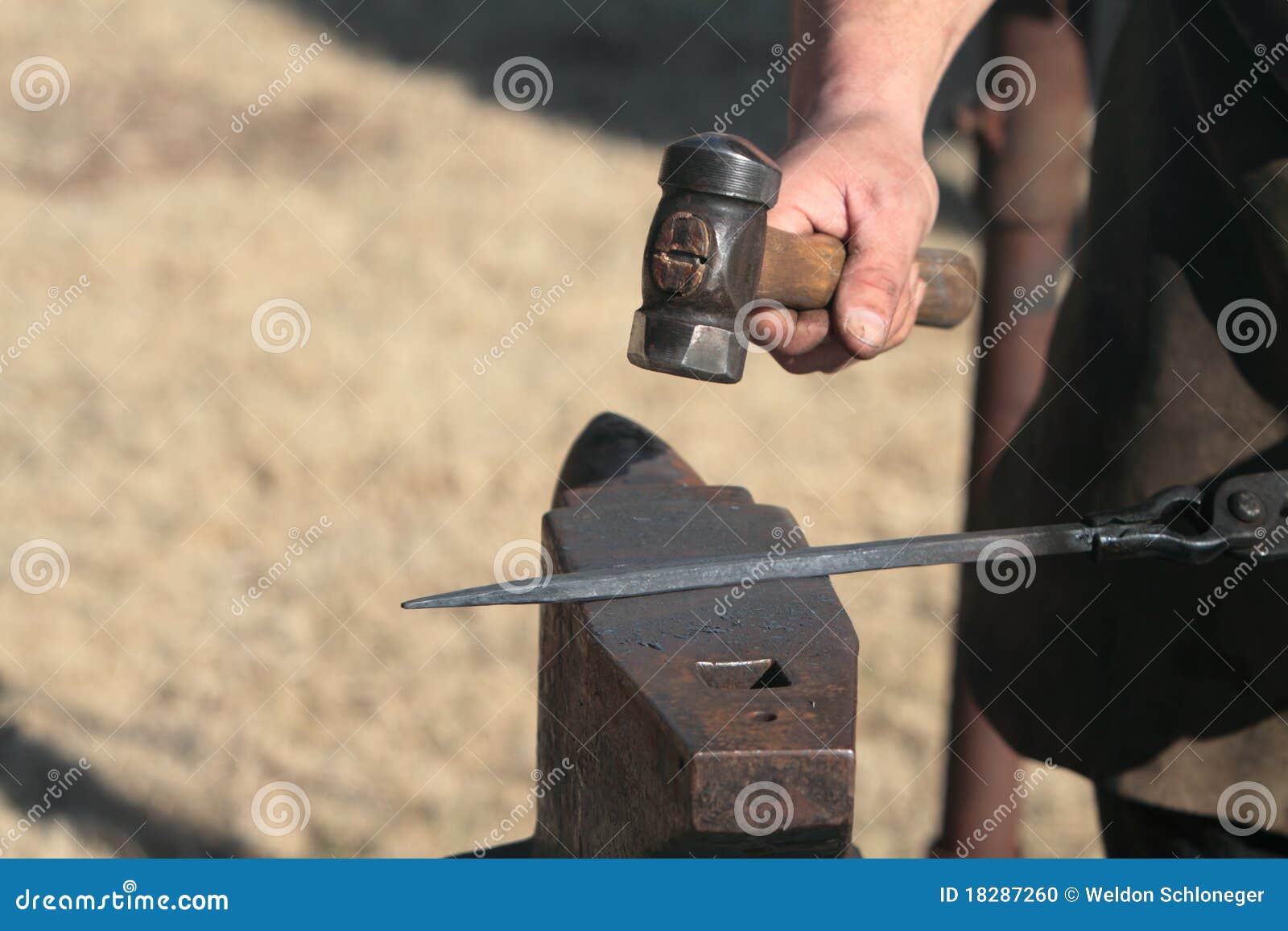 Herrero Que Martilla El Hierro Foto de archivo - Imagen de fragua ...