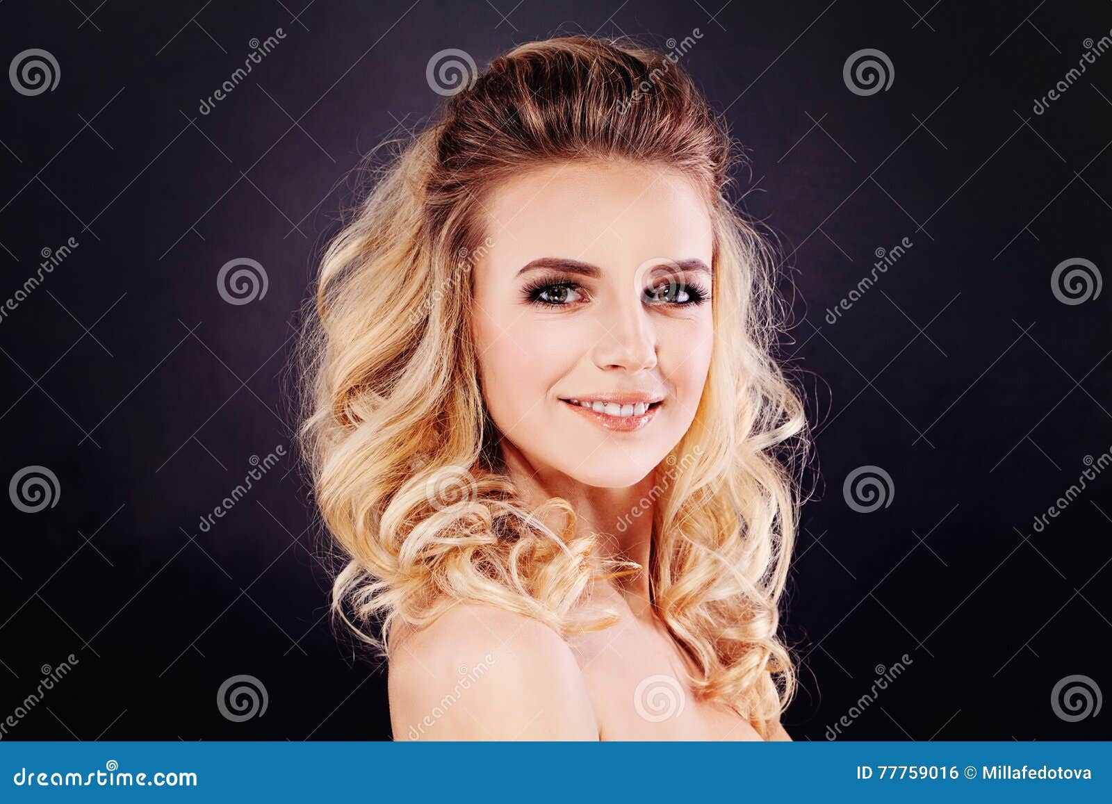 Herrliche Frau Mit Dem Gelockten Haar Blondes Lockiges Haar Stockfoto