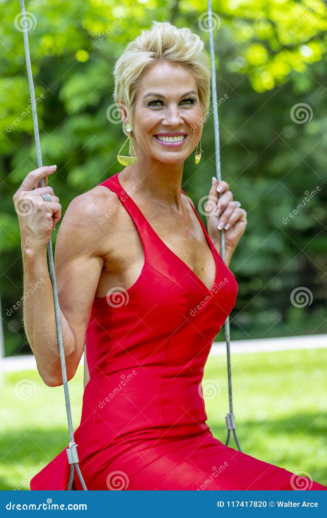Herrliches Blondes Vorbildliches Posing Outdoors Wearing Ein Rotes ... Herrliches Blondes Vorbildliches Posing Outdoors Wearing Ein Rotes ...