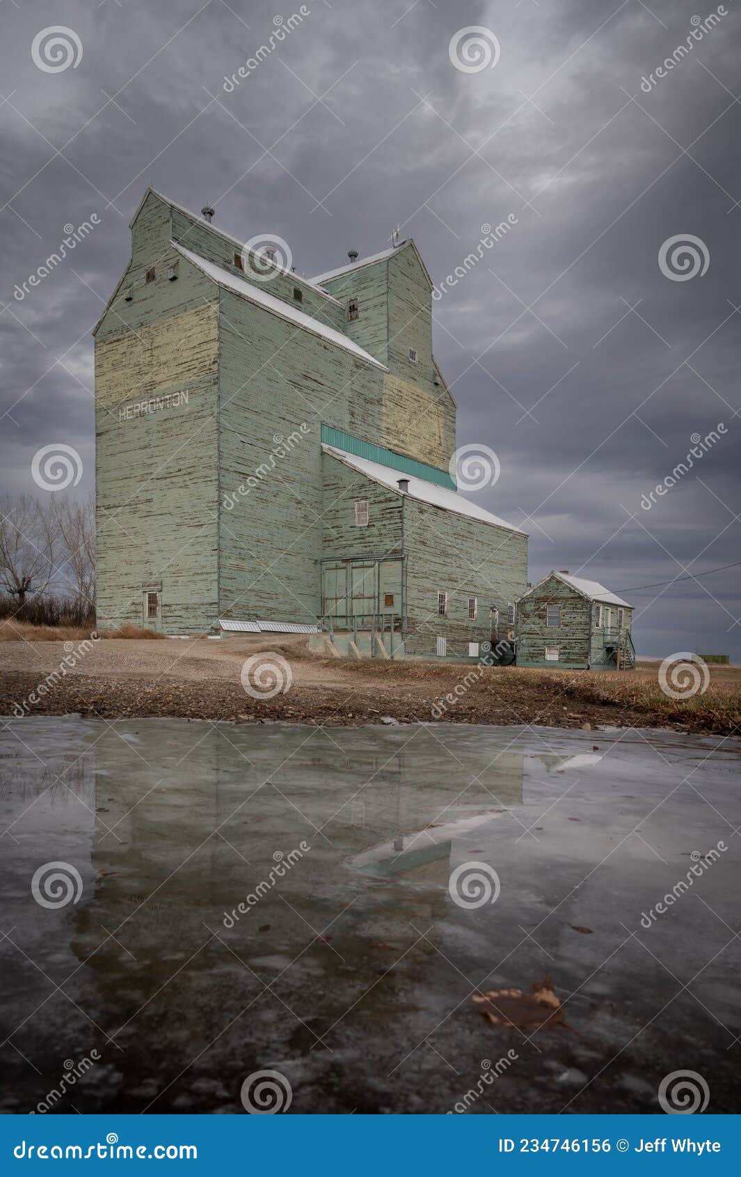 Herronton`s Old Alberta Wheat Pool Grain Elevator Editorial Photo ...