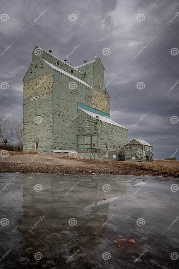 Herronton`s Old Alberta Wheat Pool Grain Elevator Editorial Photo ...