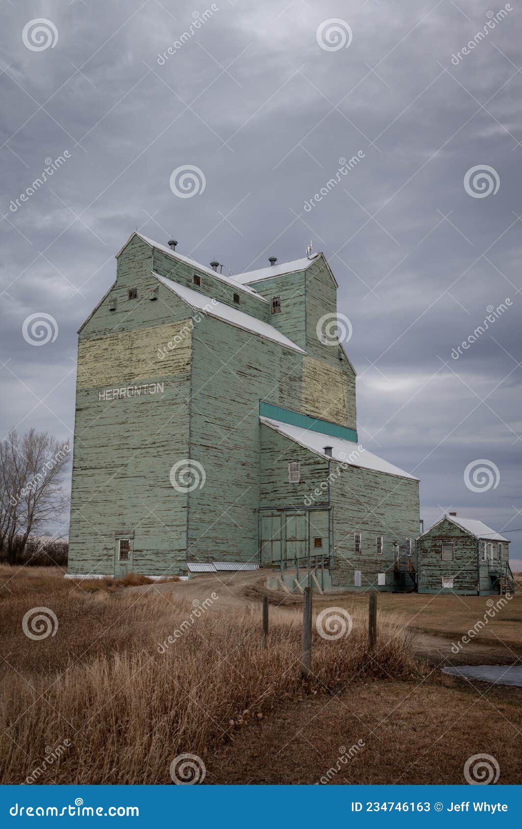 Herronton`s Old Alberta Wheat Pool Grain Elevator Editorial Stock Photo ...