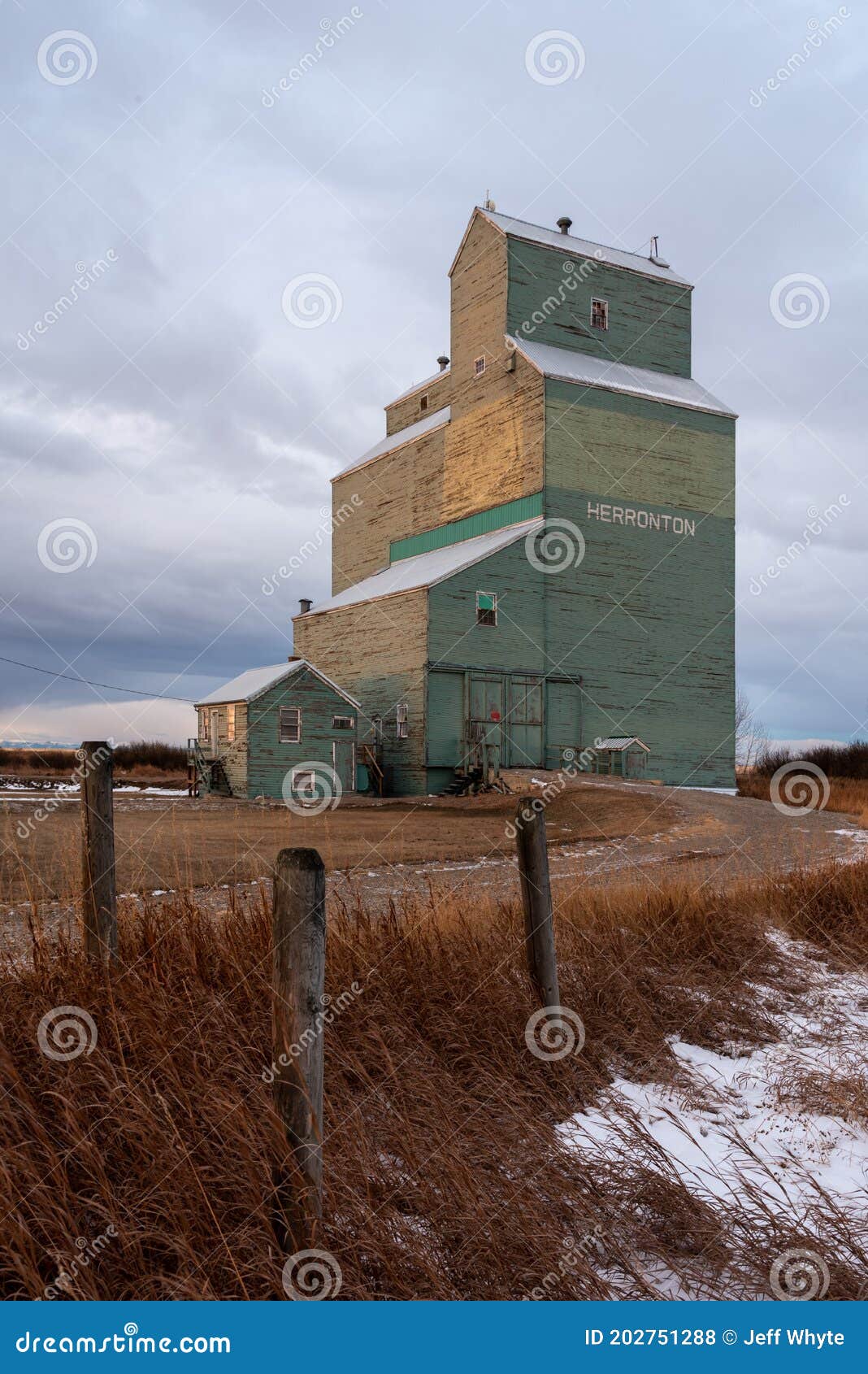 Herronton`s Old Alberta Wheat Pool Grain Elevator Stock Photo - Image ...