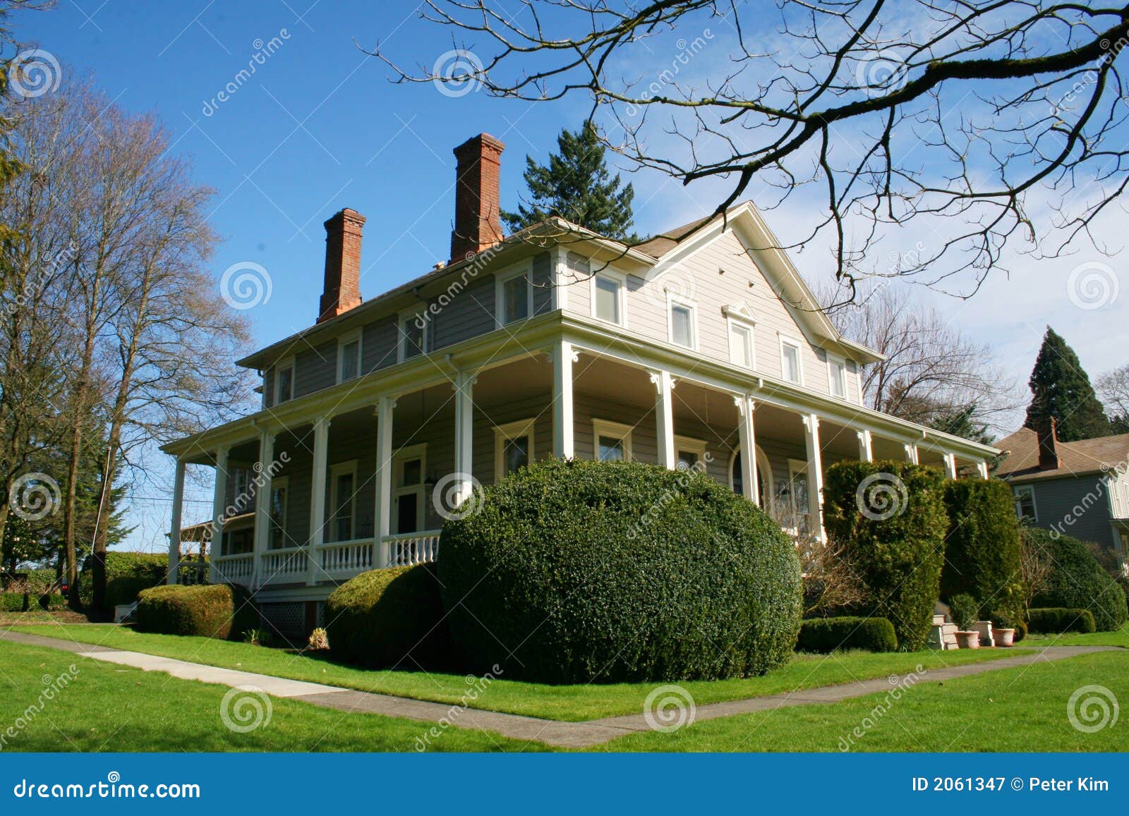 Hersteld oud huis. stock afbeelding. Image of portiek - 2061347