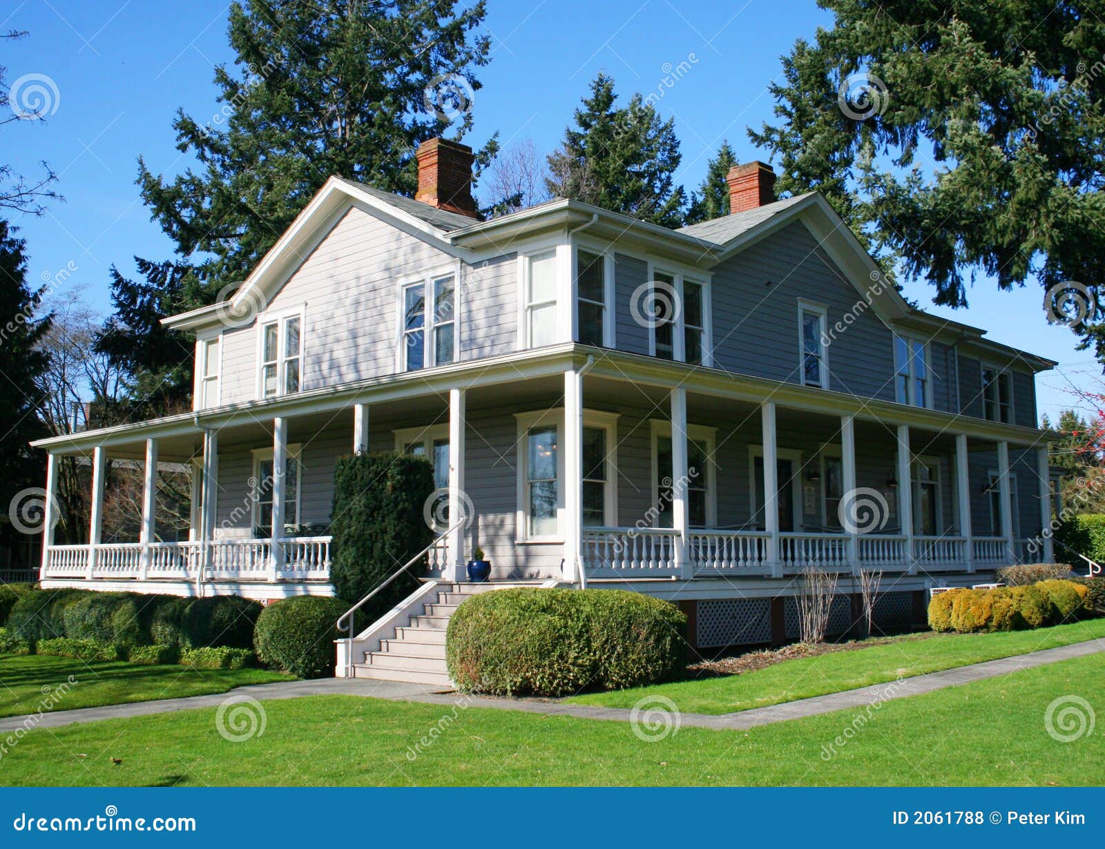 Hersteld oud huis. stock foto. Image of hemel, landgoed - 2061788