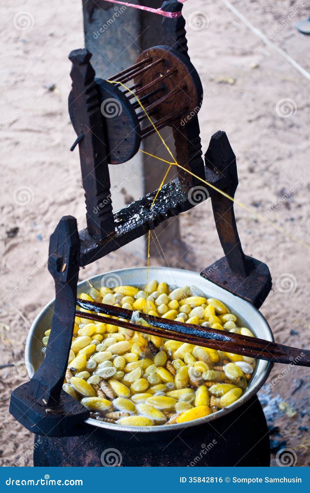 Herstellung Der Seide Bei Roi Ed, Thailand Stockfoto - Bild von frech ...