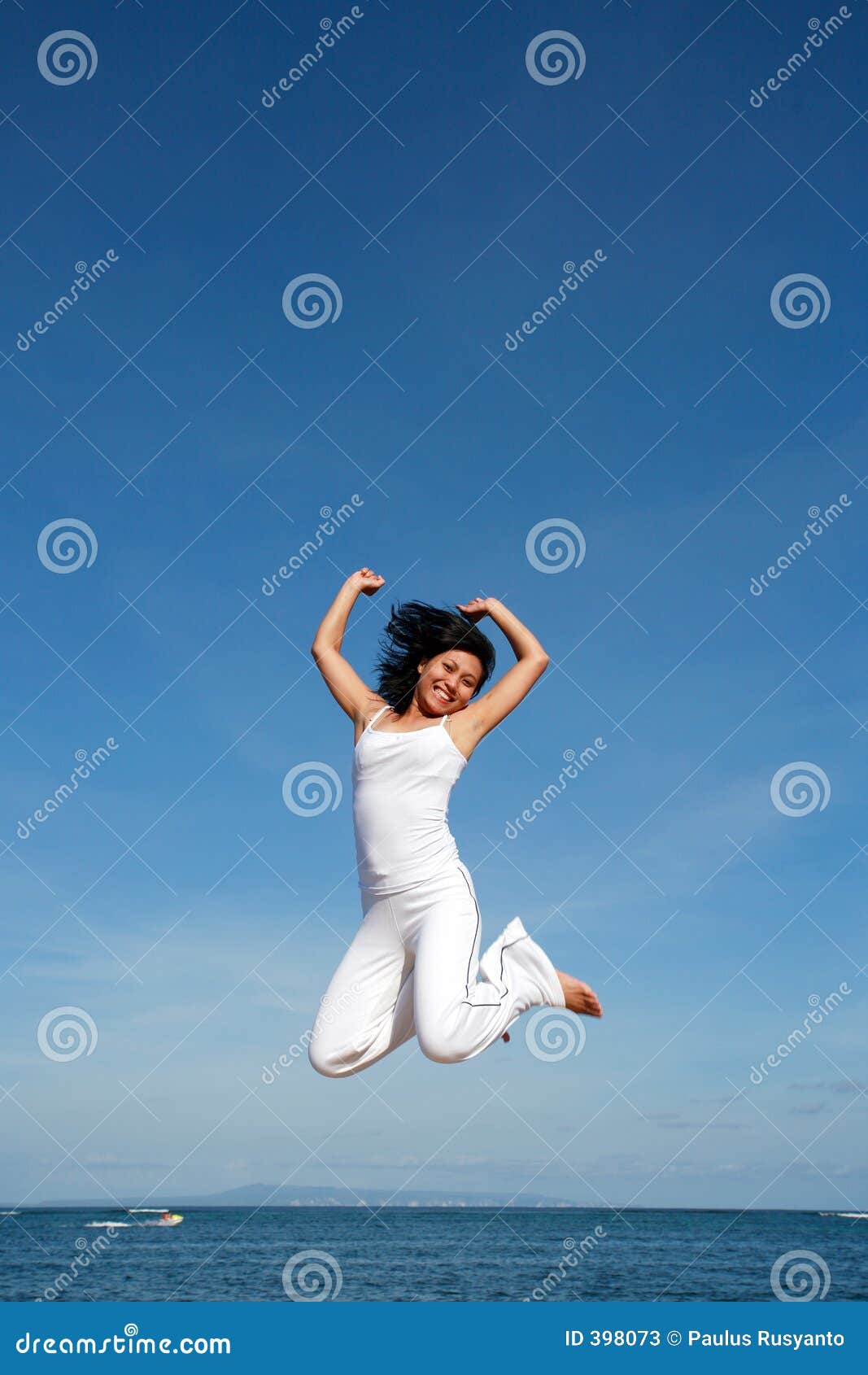 Het Aantrekkelijke Springen Van De Vrouw Stock Afbeelding - Image of ...