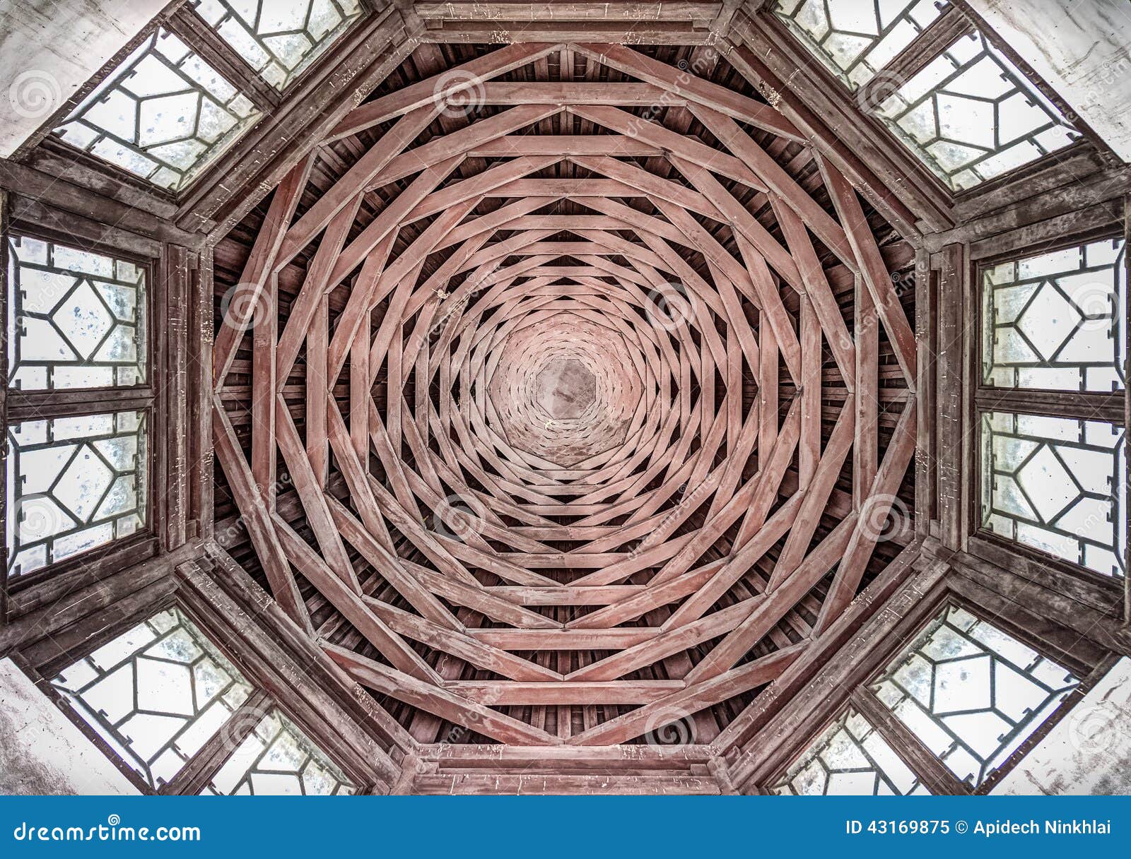 Het Achthoek Oude Houten Dak Stock Afbeelding - Image of lijn ...