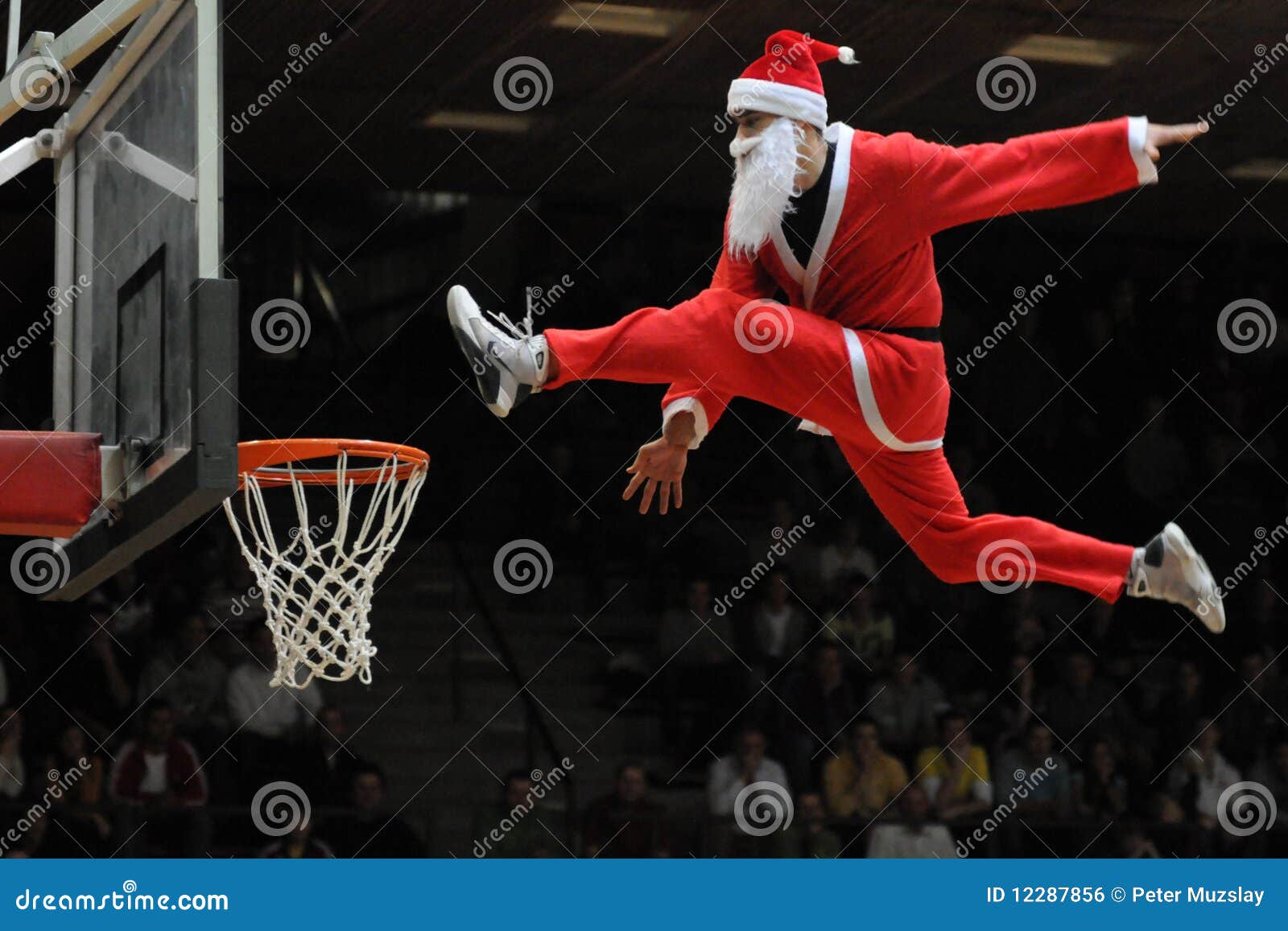 Het Acrobatische Basketbal Toont Redactionele Foto - Image of nederlaag ...