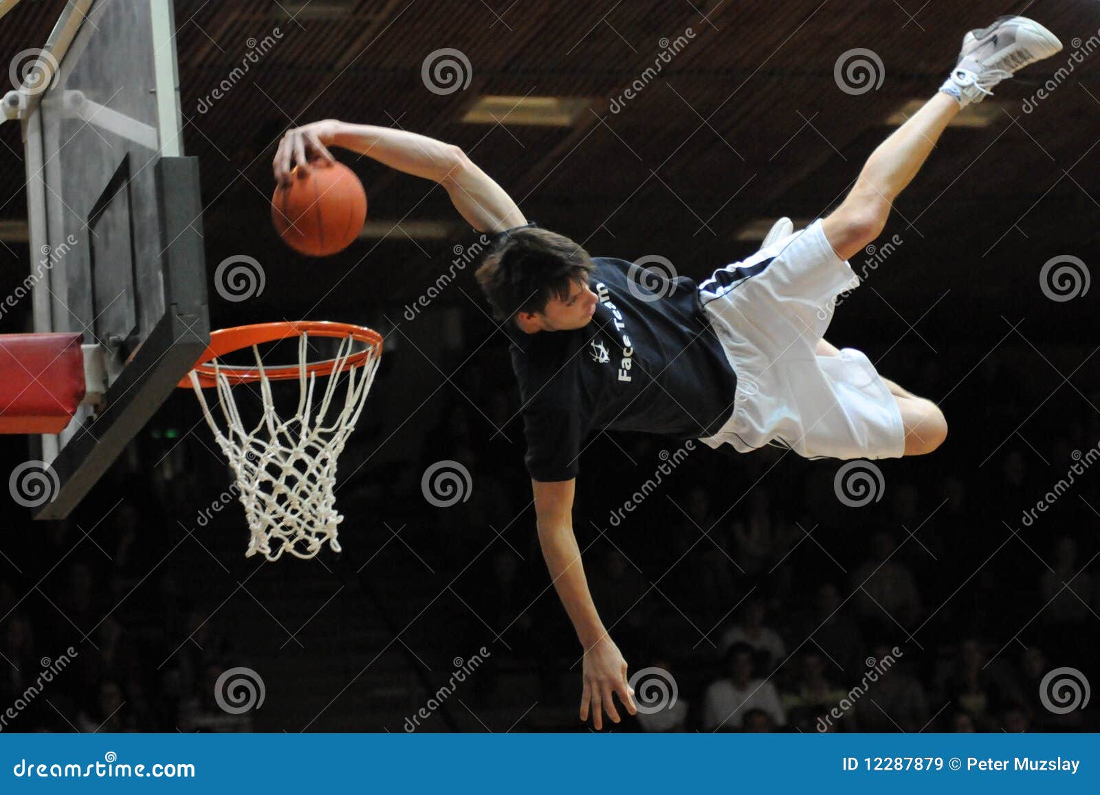 Het Acrobatische Basketbal Toont Redactionele Stock Afbeelding - Image ...