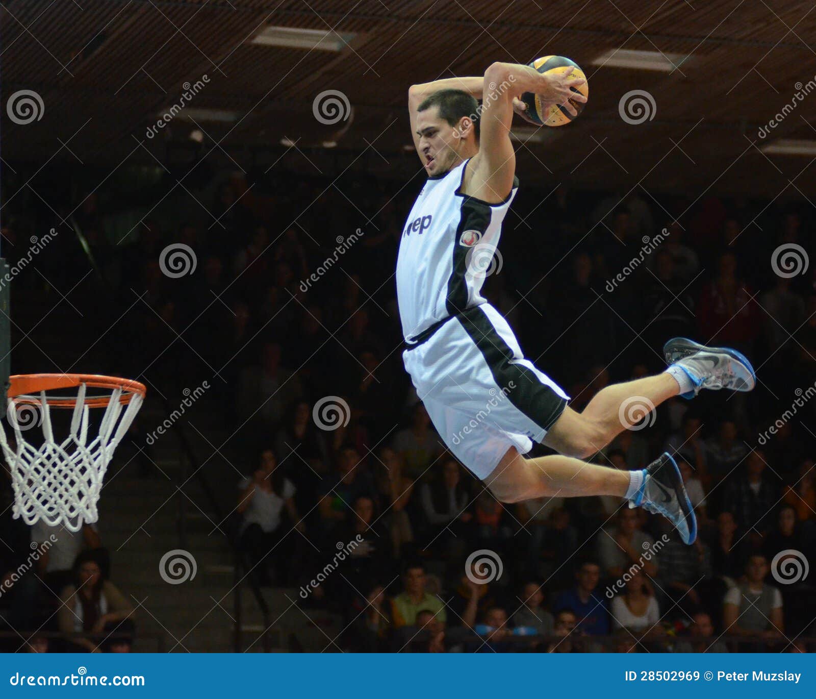 Het Acrobatische Basketbal Toont Redactionele Stock Afbeelding - Image ...
