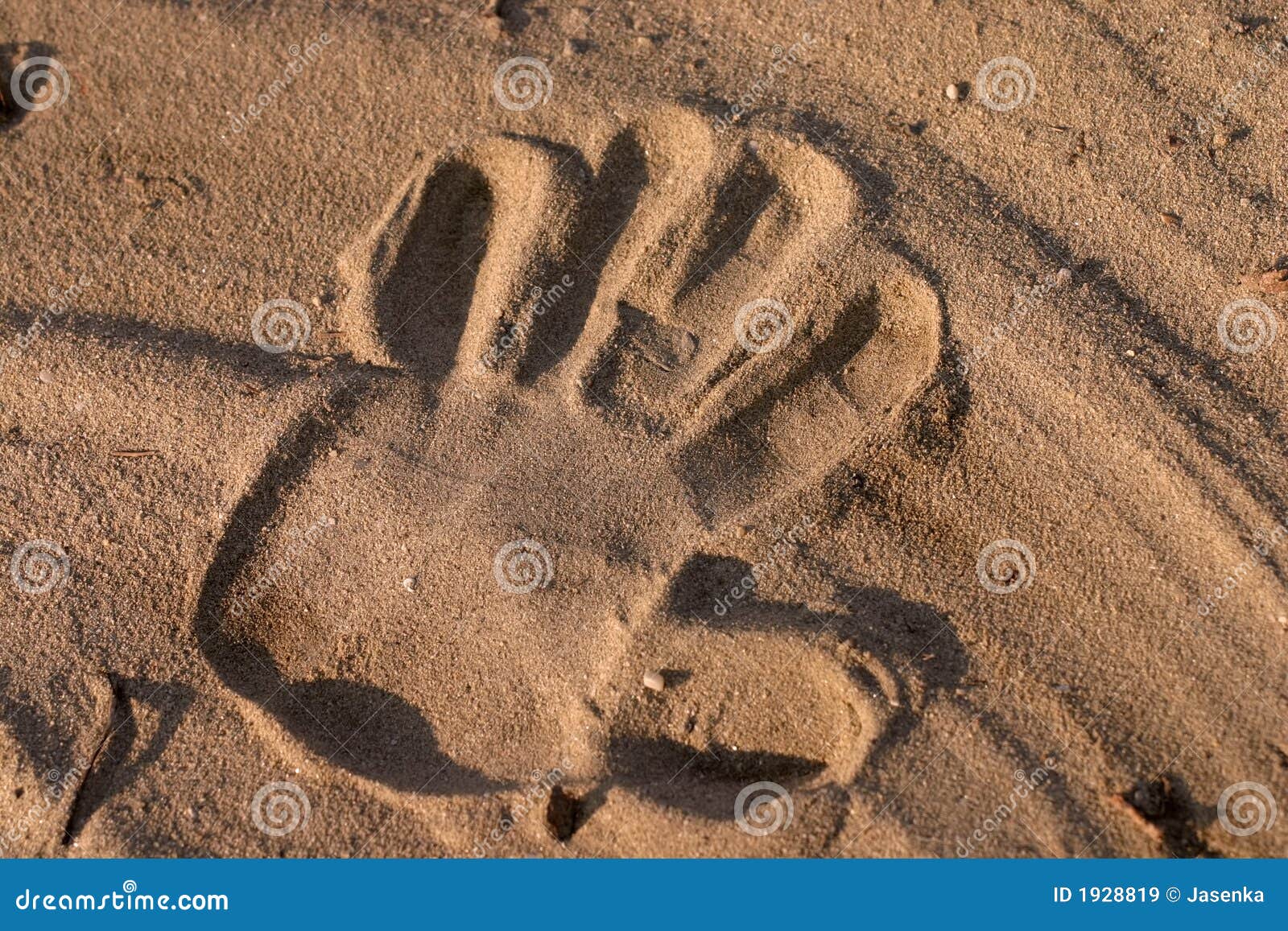 Het Af:drukken Van De Hand in Zand Stock Afbeelding - Image of duin ...