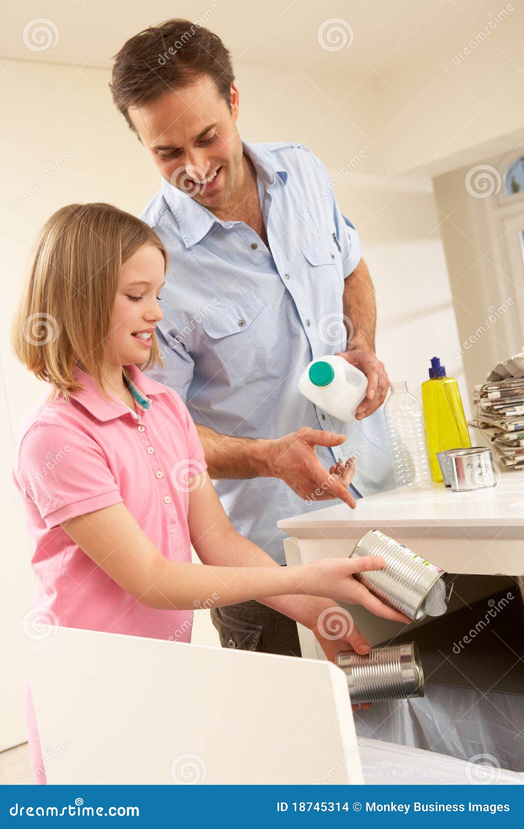 Het Afval Van Recyling Van De Vader En Van De Dochter Stock Foto ...