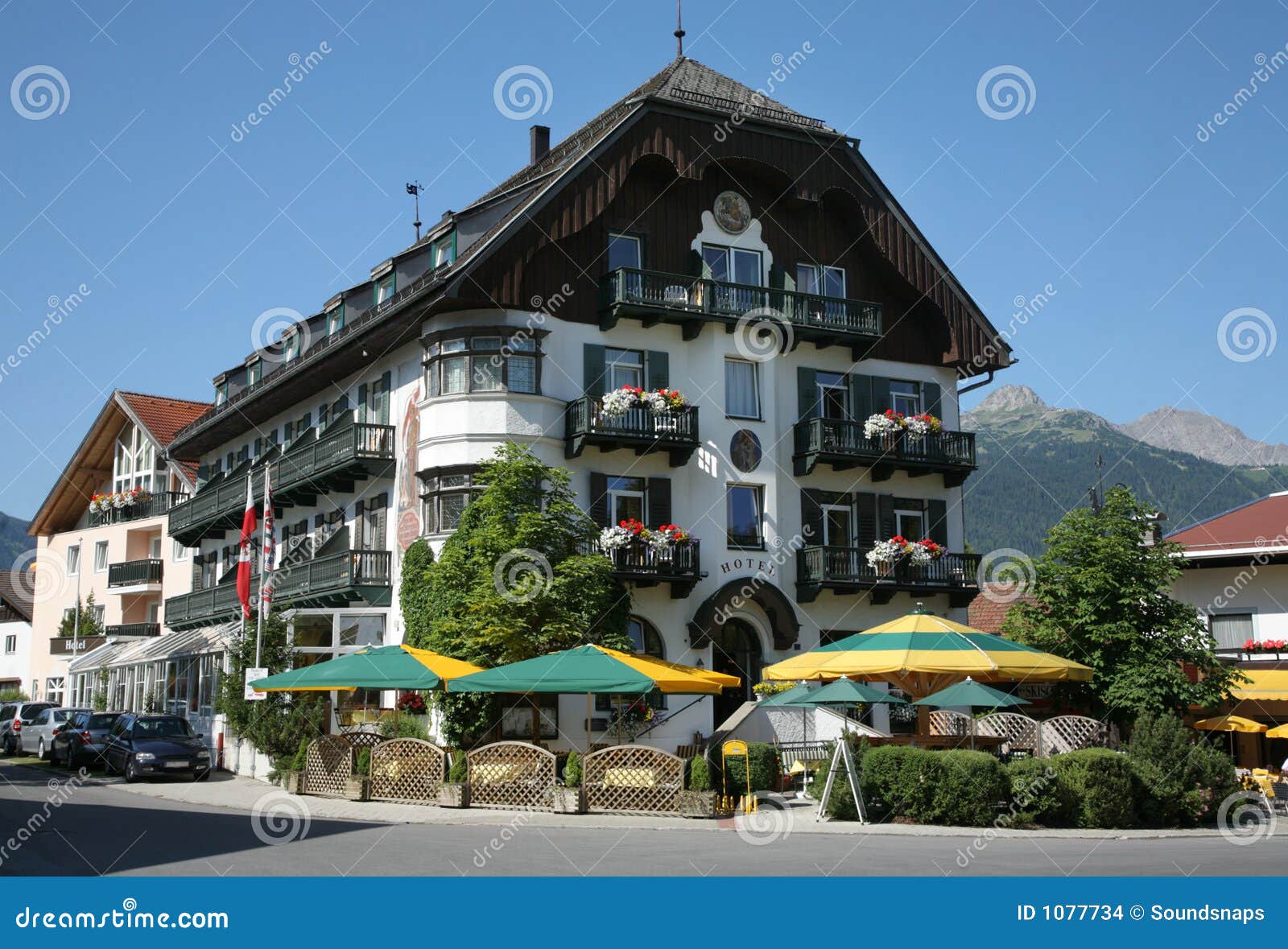 Het Alpiene Hotel Van De Toevlucht Stock Foto - Image of alpien, zomer ...