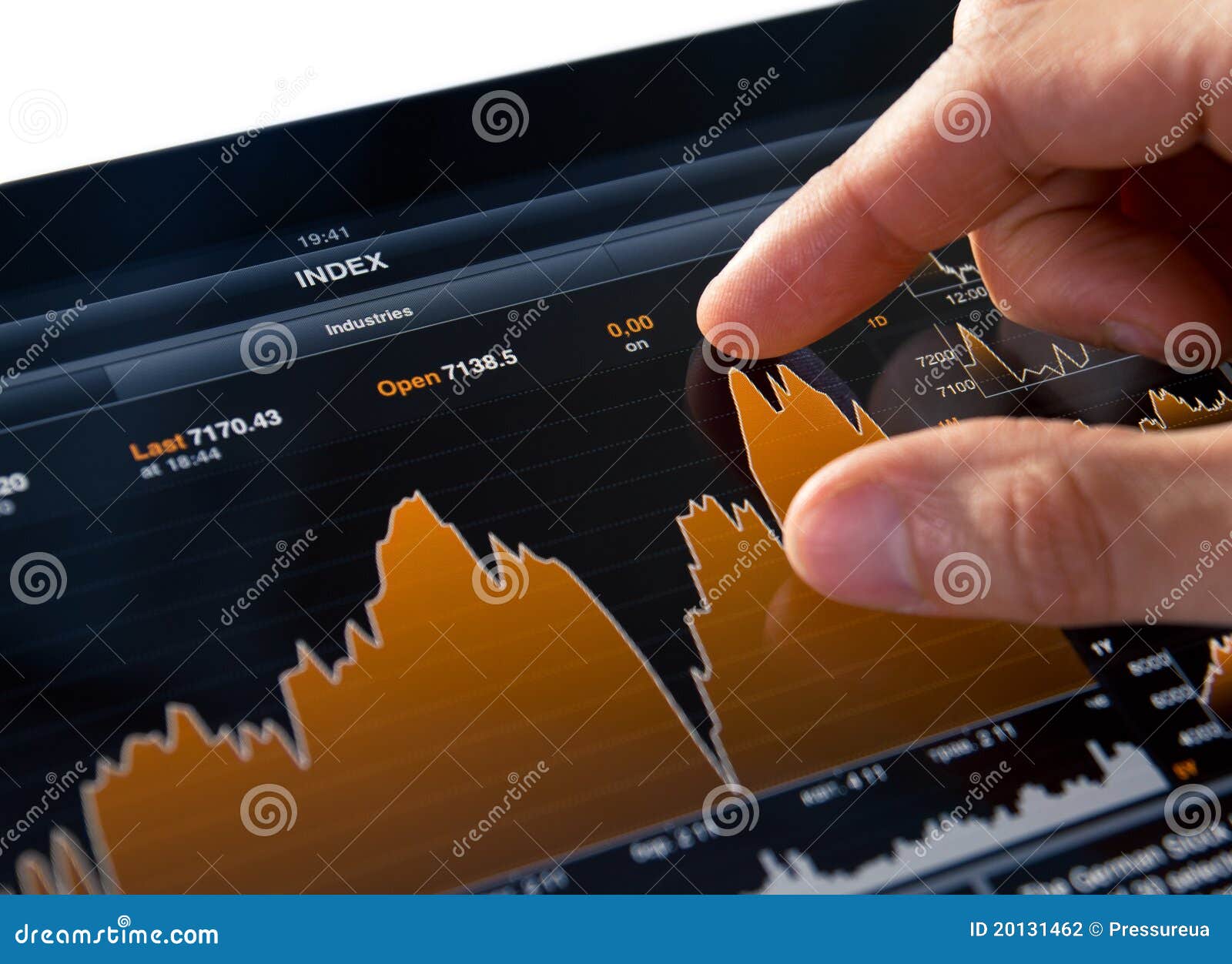 Het Analyseren Van De Grafiek Van De Effectenbeurs Stock Foto - Image ...